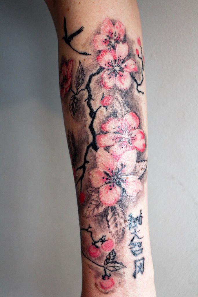 Cosmopolitan Tattoo - Avant bras femme, fleurs de cerisiers couleurs ...